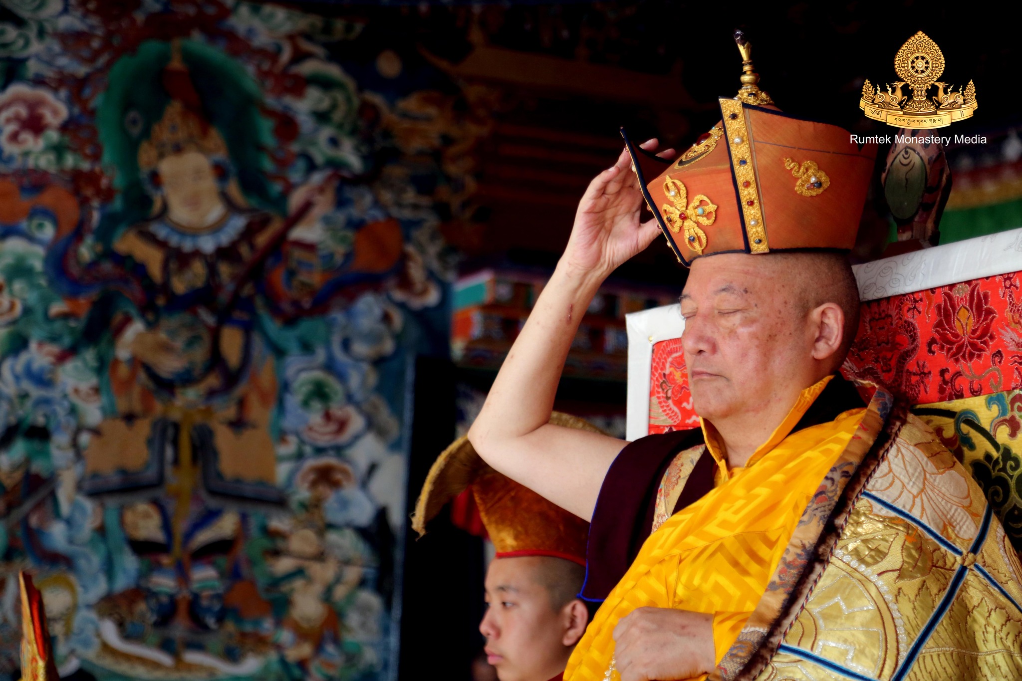 VAJRA CROWN JEWELS OF THE KARMA KAGYU: The black and red crowns of the ...